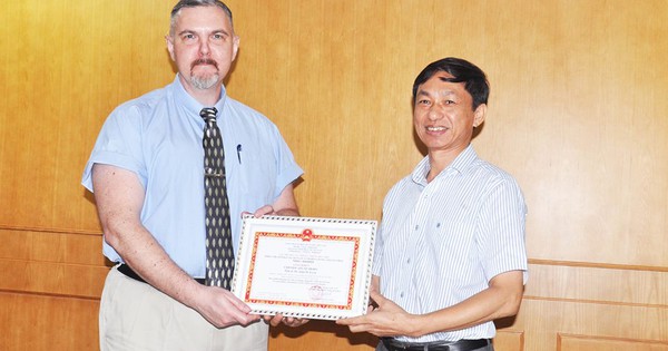 Tặng Giấy khen cho TS. John Eyers vì những cống hiến trong phòng, chống ...